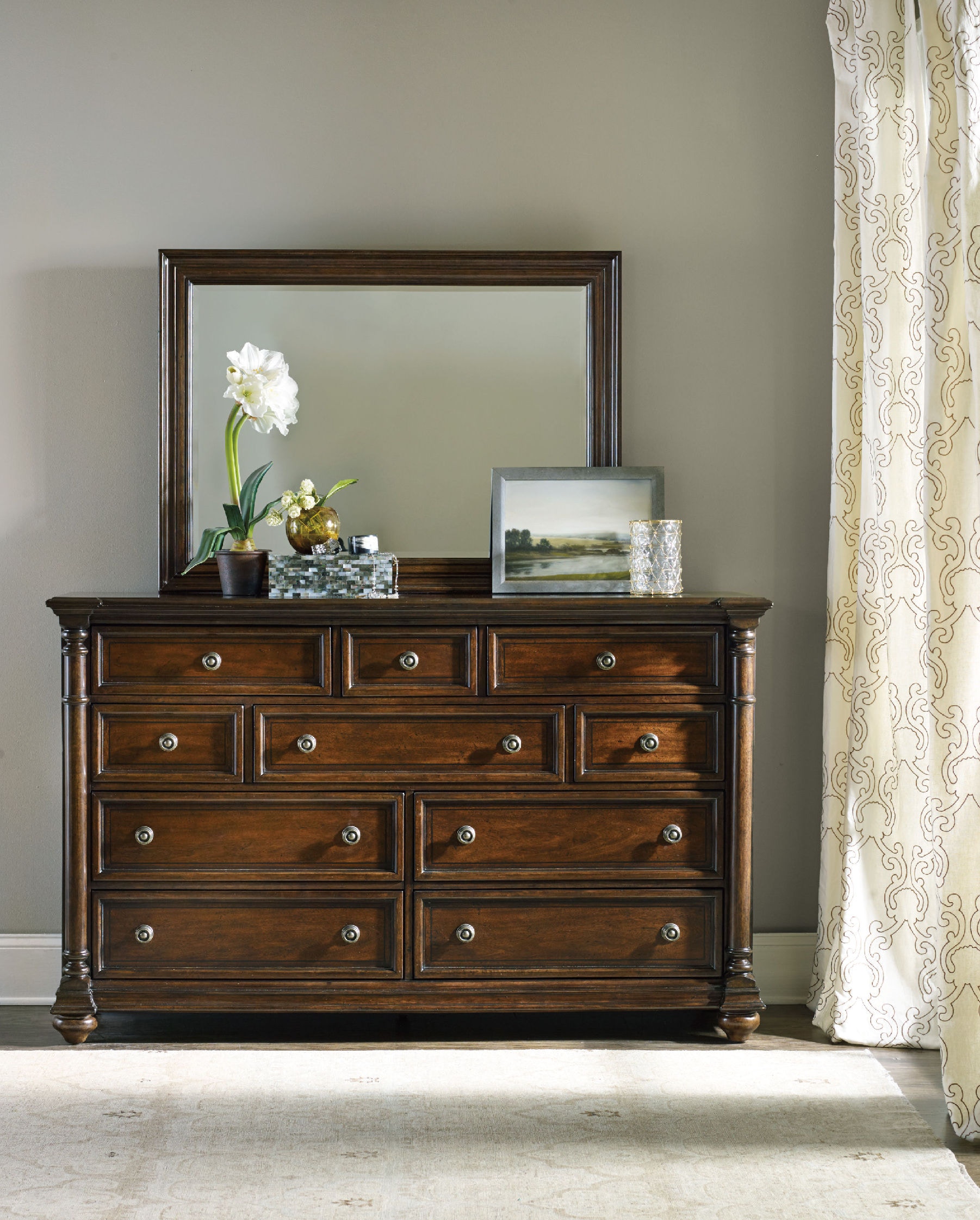 Hooker Furniture Bedroom Leesburg Dresser 5381 90002