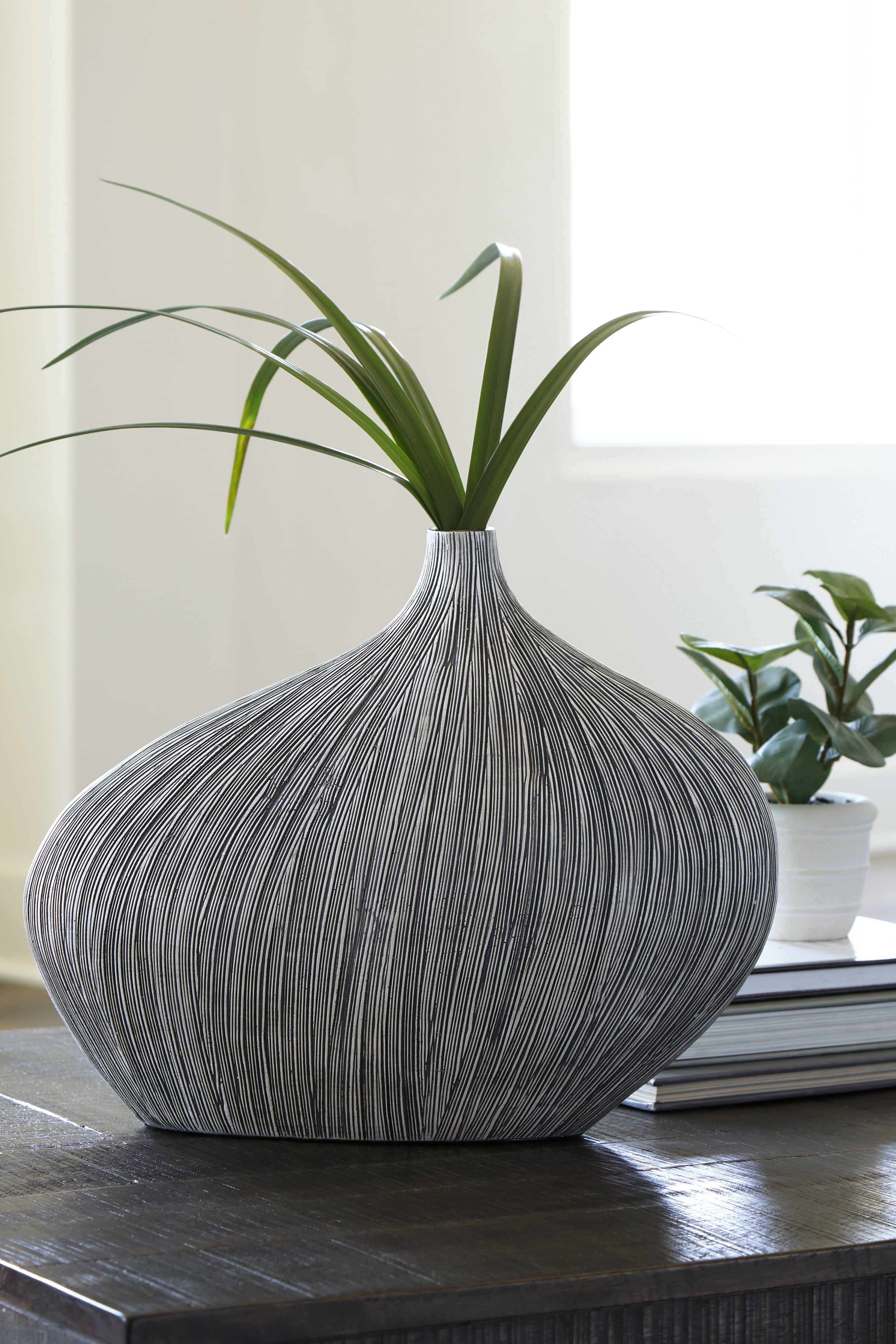 Signature Design by Ashley Home Accents Donya Vase A2000546 | Hickory ...