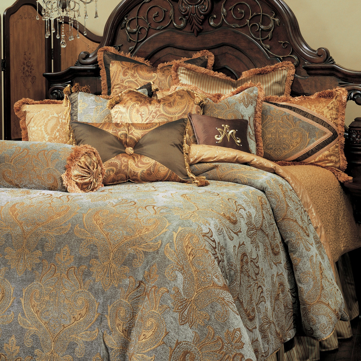 Aico Furniture BCS QS12 ELZBTH AQA Bedding ELIZABETH 12 Pc Queen Comforter Set